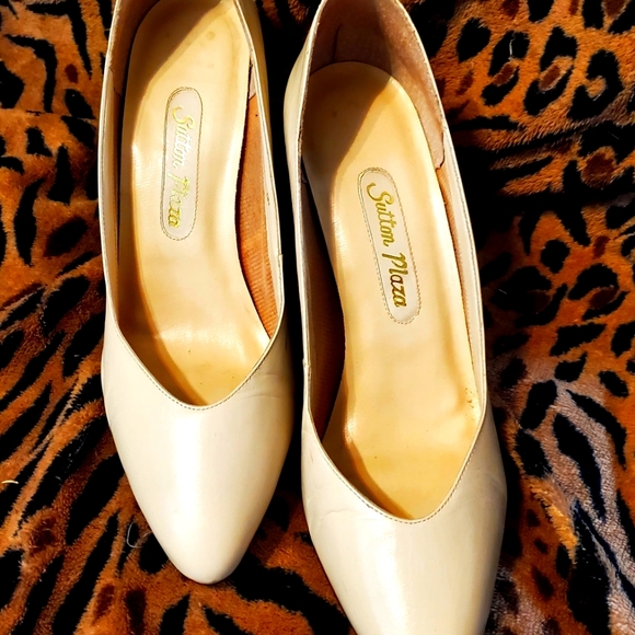 Sutton Plaza | Shoes | Vintage Sutton Plaza Heels Cream Color Size 8 ...